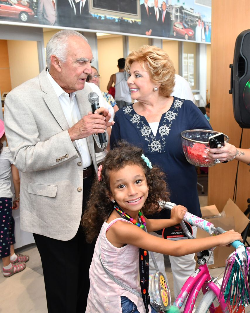 Fundación Familia Gus Machado reparte útiles escolares y bicicletas