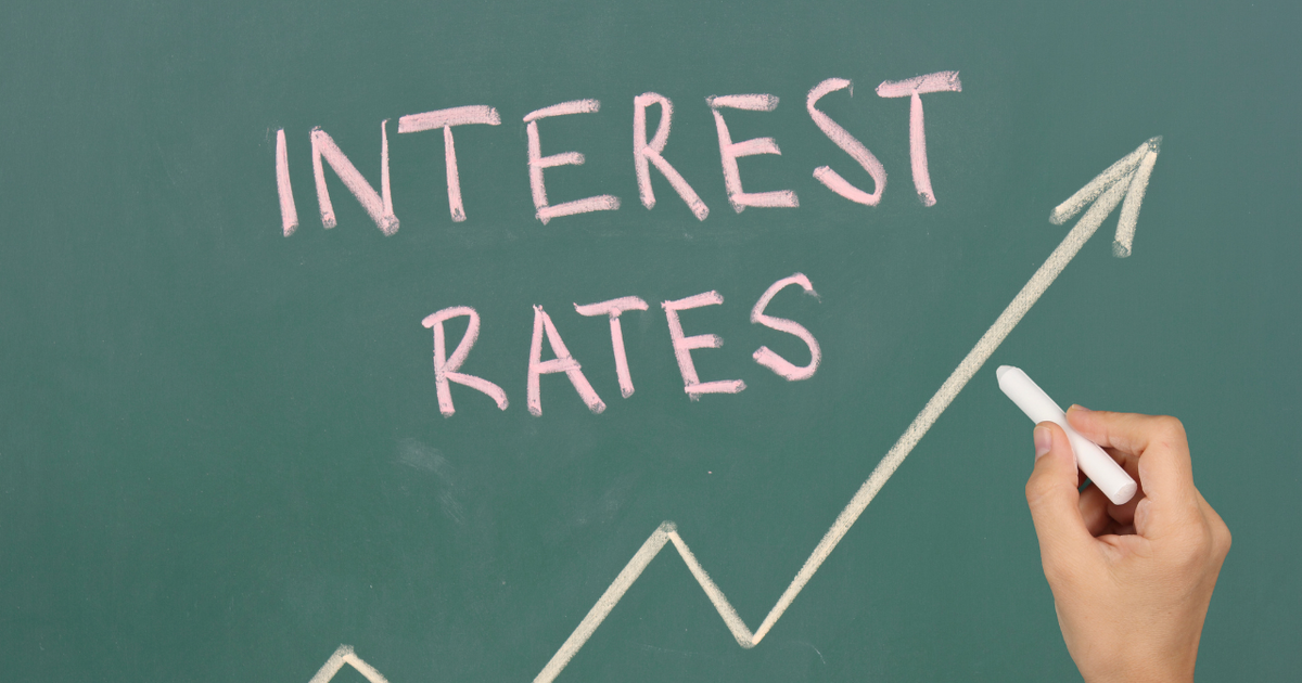 Suben tasas de interés y eliminan estímulo económico