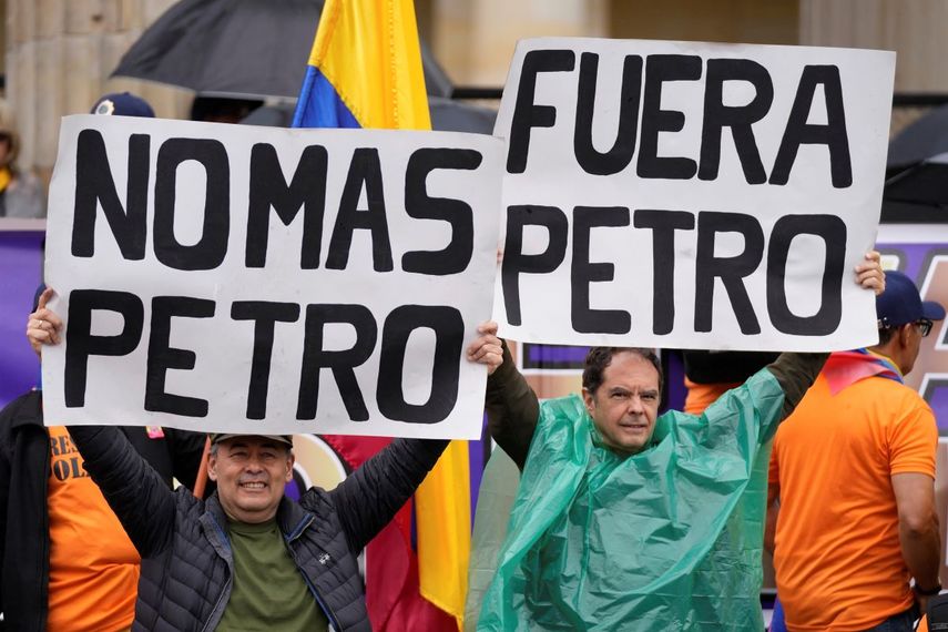 Militares en retiro protestan en Colombia contra Petro