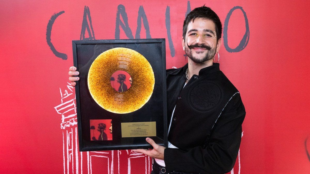 Camilo recibe el primer disco de vidrio reciclado
