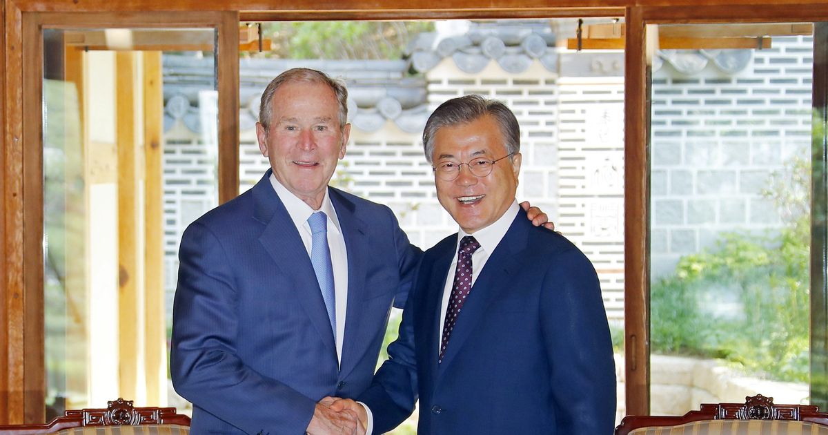 Bush, entre las miles de personas en homenaje a expresidente surcoreano Roh