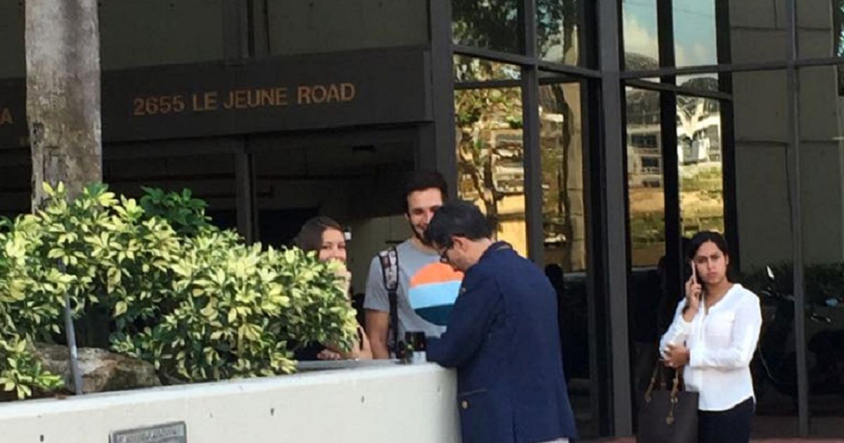 Consulado general de España en Miami atiende en plena calle tras ...