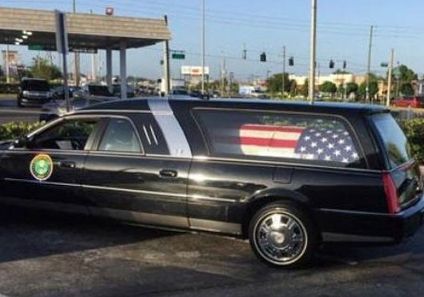 VIDEO: Despiden a conductores de un carro fúnebre por comprar donuts