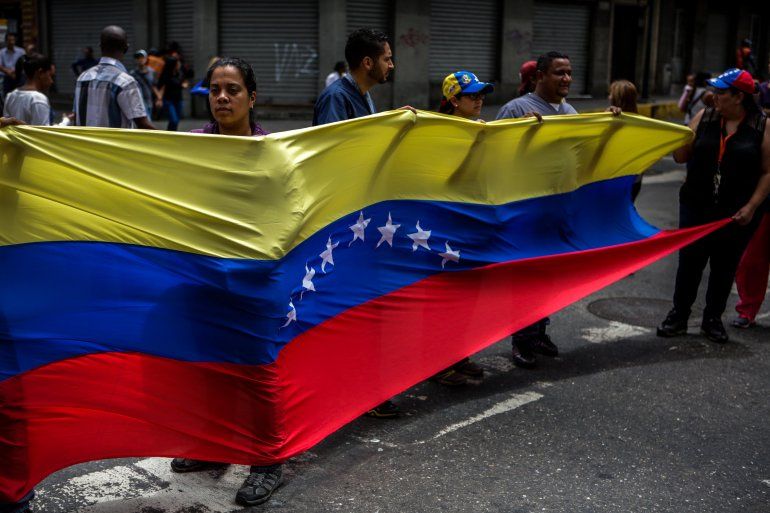 Oposición venezolana realiza trancazo nacional pese a fuerte represión