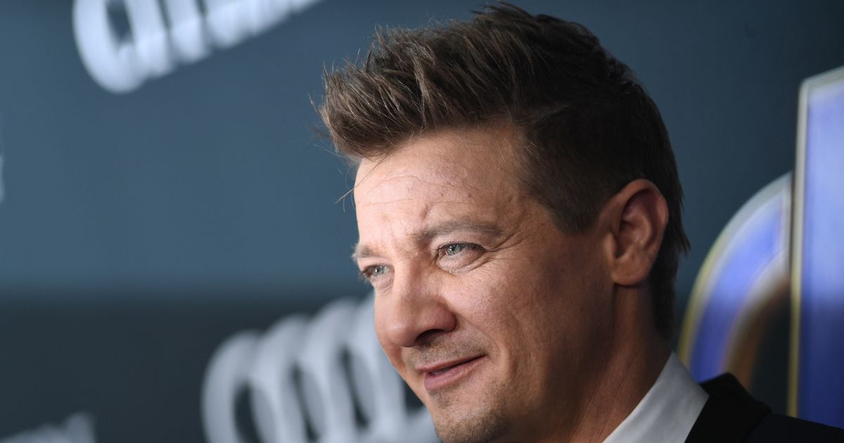 Jeremy Renner realiza ejercicios para fortalecer sus piernas