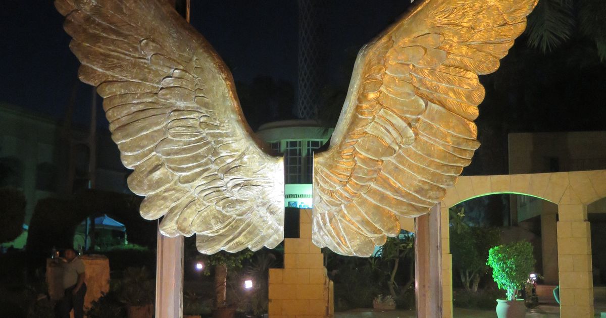 Escultura las Alas de México llega a El Cairo en su primer vuelo a África