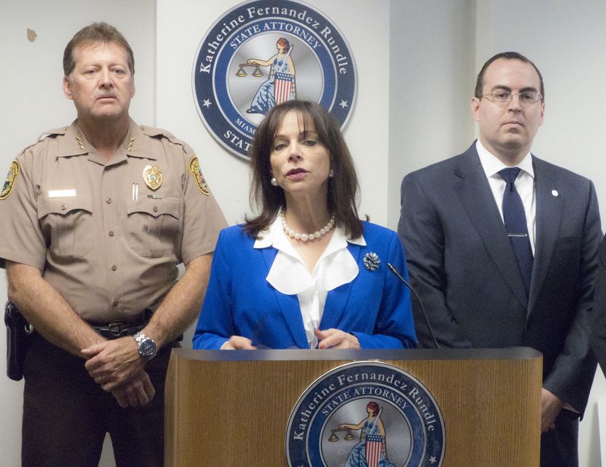 Desmantelan en Miami-Dade peligrosa red de robo de gasolina y tarjetas ...