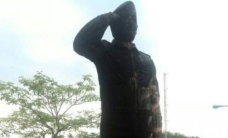 Venezolanos queman una estatua de Chávez en el centro del país