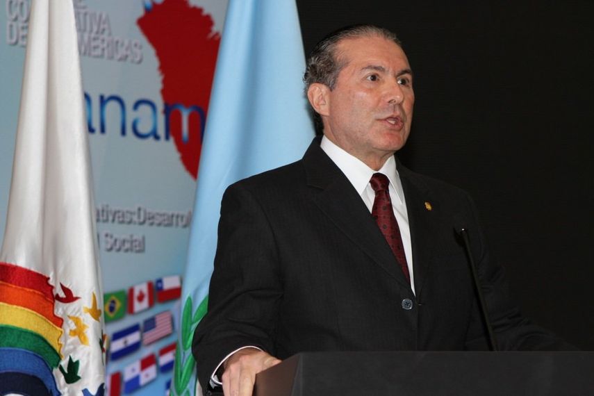 Panameño Elías Castillo vuelve a ser elegido presidente del Parlatino