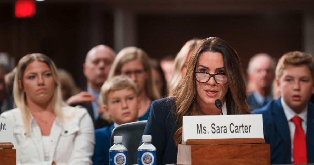 Senado confirma a Sara Carter, expresentadora de FOX News, como zar ...