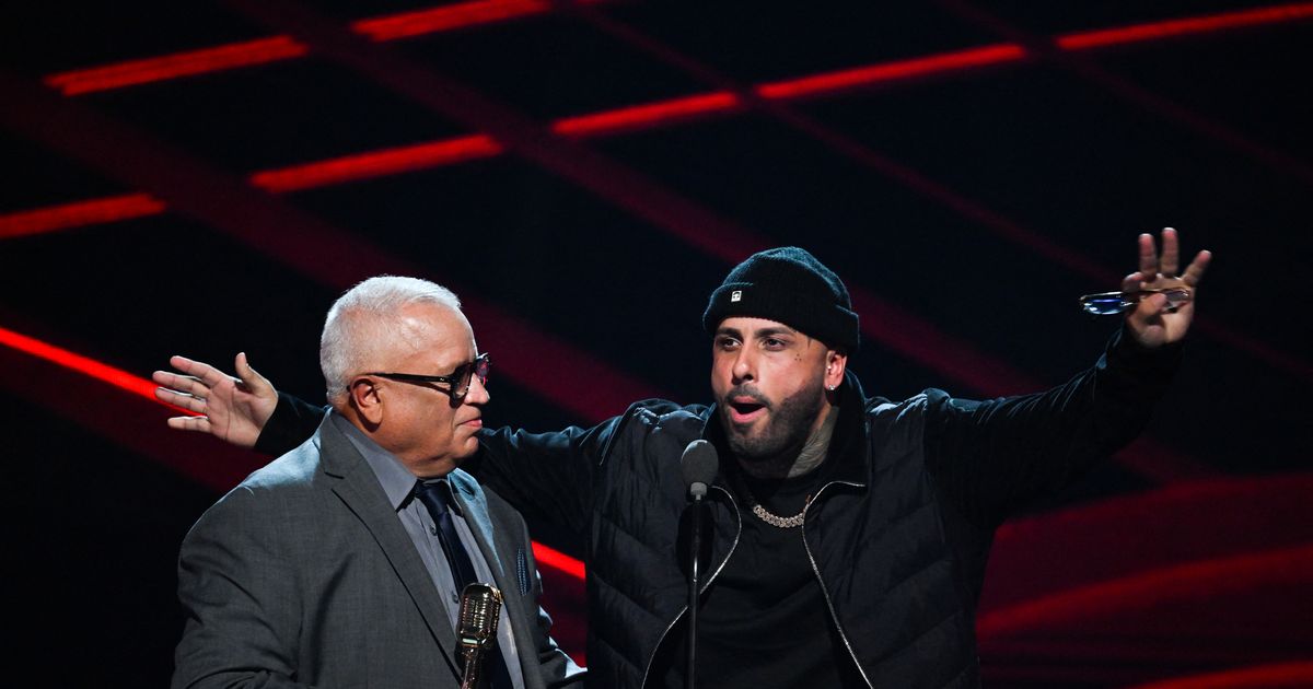 Nicky Jam es sorprendido por su padre en los Billboard 2022