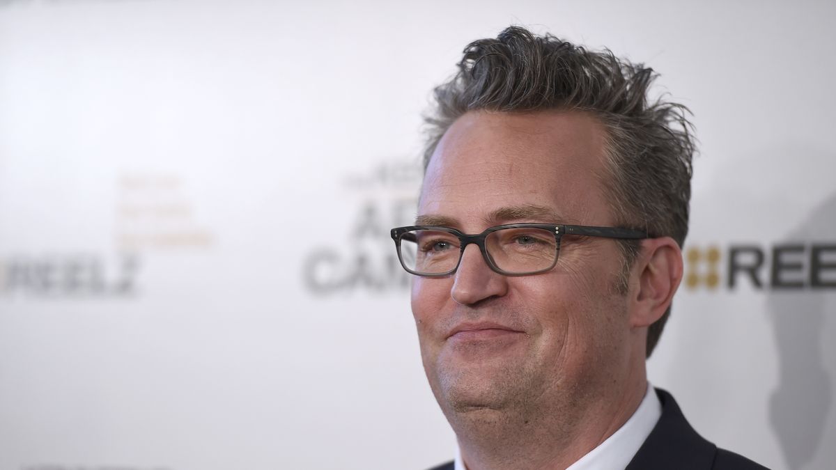 Matthew Perry revela su realidad en Friends en un libro