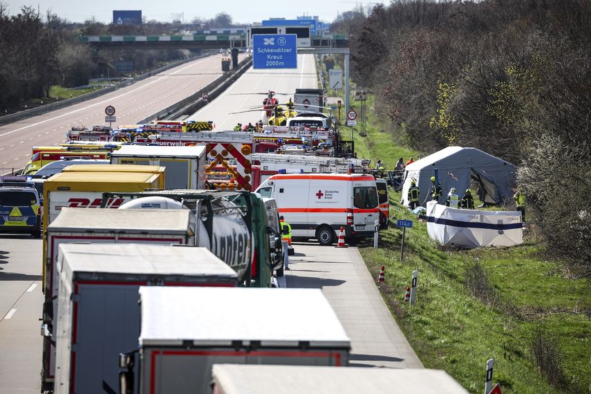 Alemania: autobús se sale de una autopista y causa al menos 5 muertos