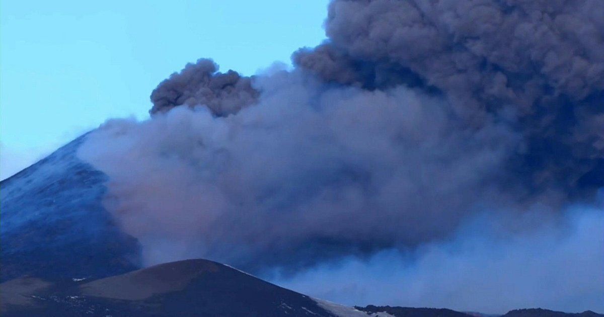 Etna, el volcán más activo de Europa, entra en erupción