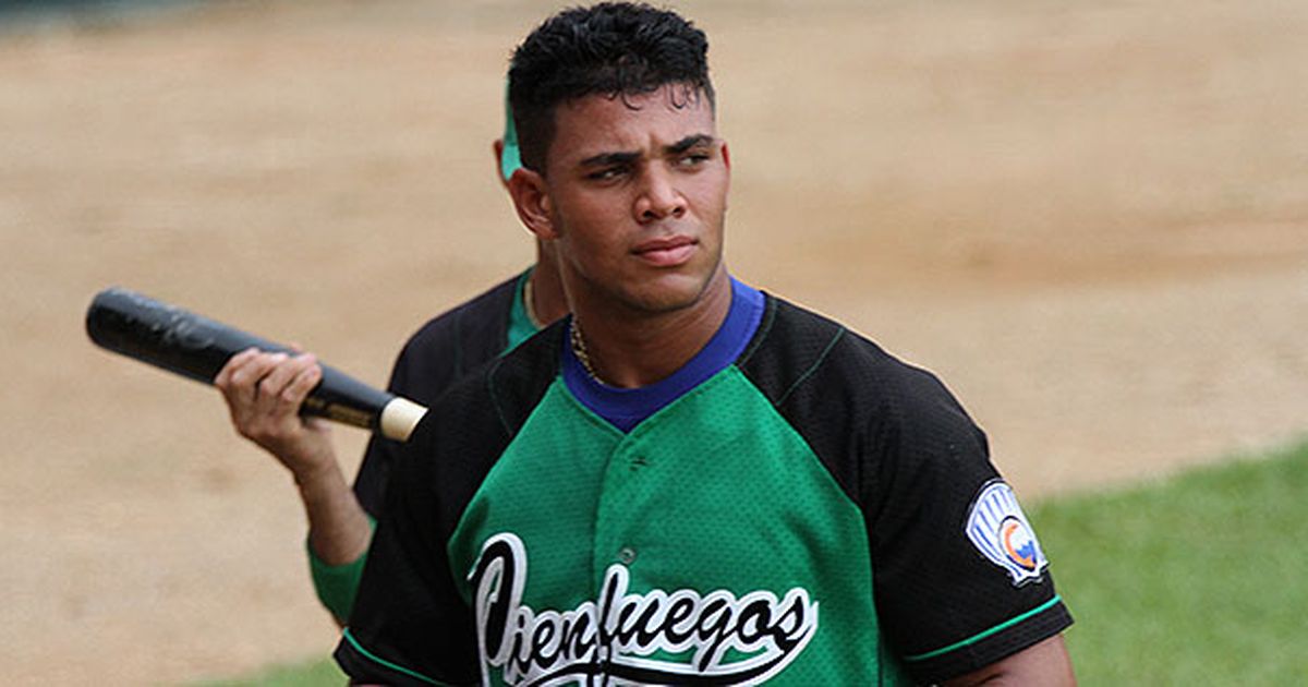 Arizona hizo oficial la contratación de Yoan López