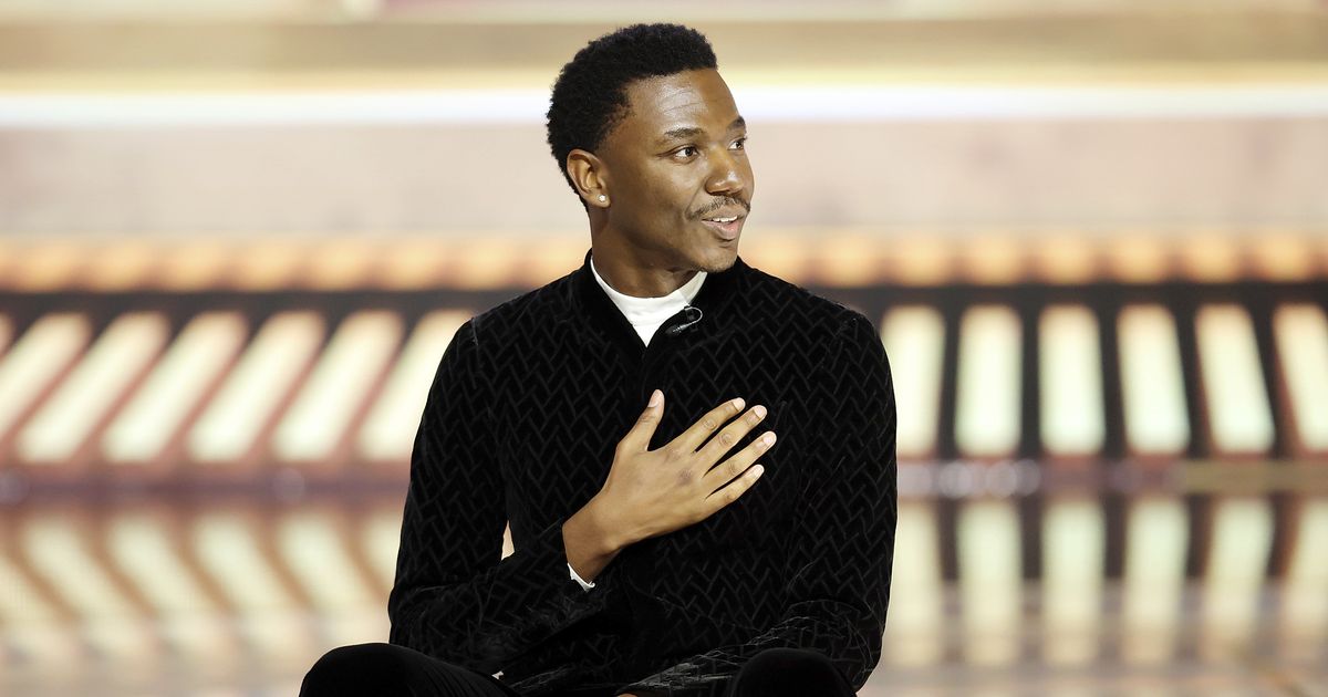 Carmichael comienza los Globos y aborda el escándalo