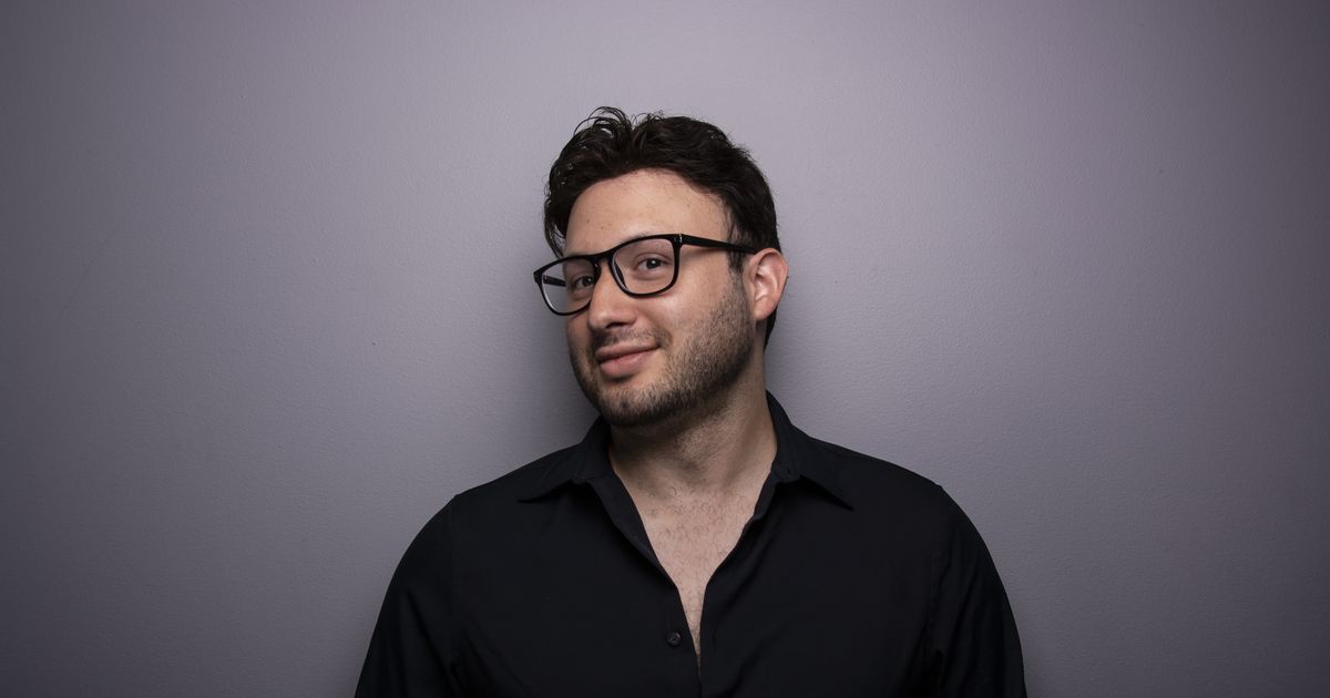 El venezolano Edward Mena rinde tributo a Julio Iglesias con Amor absoluto