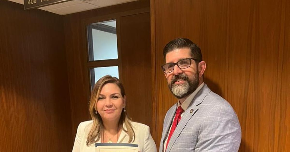 Premian trayectoria profesional y altruismo de Angela Calderón