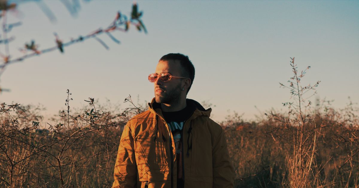 El reguetonero colombiano Feid celebra el éxito de su tema Sígueme