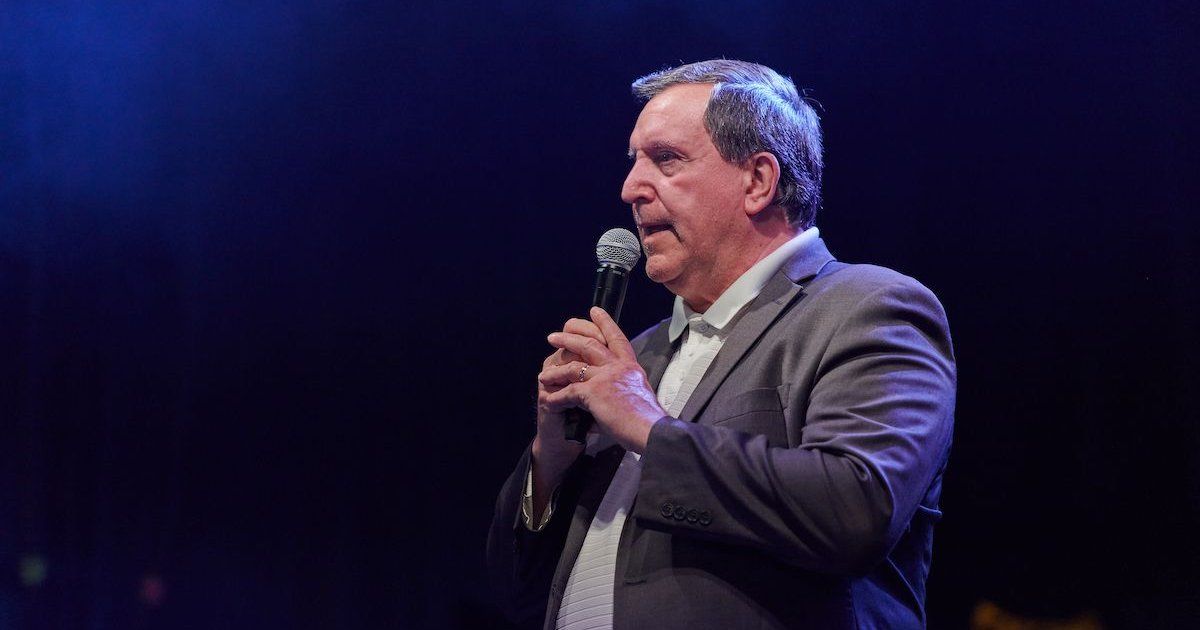 Joe Carollo anuncia distribución de más de 8.000 perniles a residentes ...