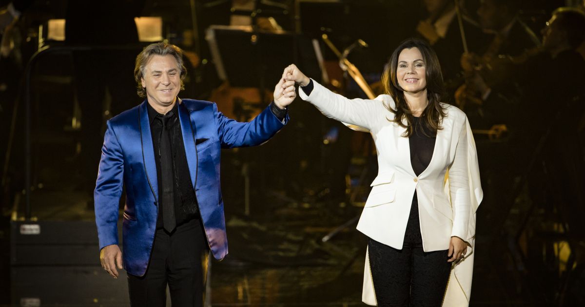 Dúo de ópera canta al amor en el vacío hacia al Mediterráneo