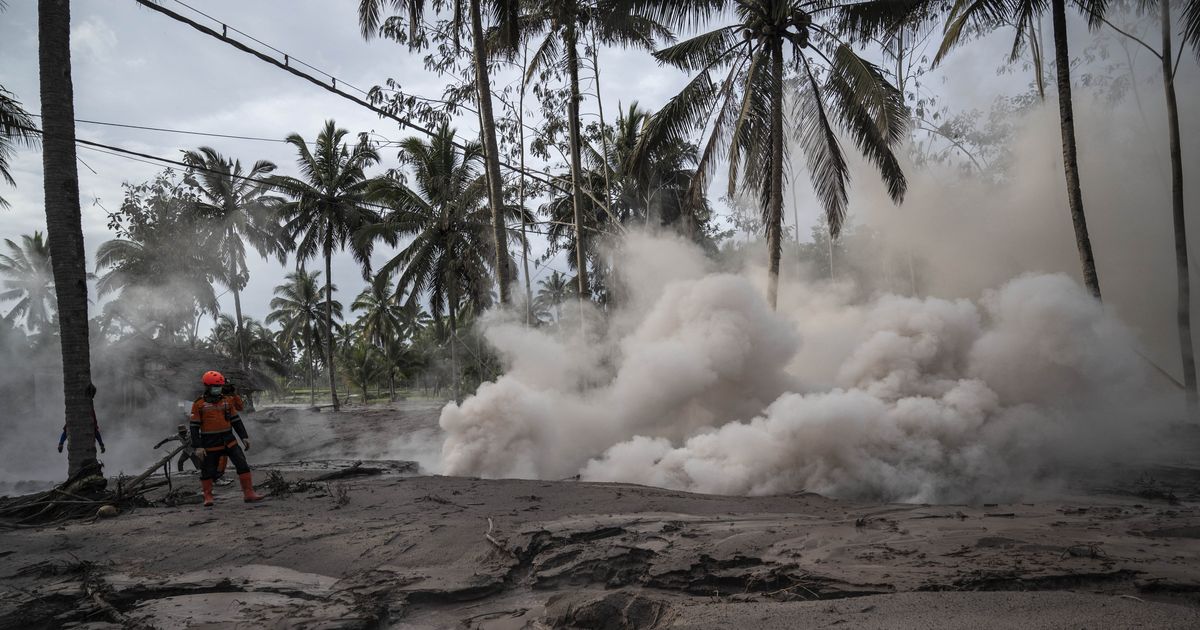 Erupción de un volcán en Indonesia causa 14 muertos