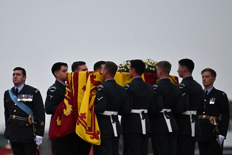 El féretro de Isabel II llega al Palacio de Buckingham
