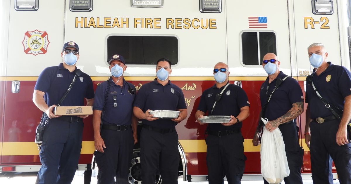 Bomberos de Hialeah agradecen a los héroes de bata blanca
