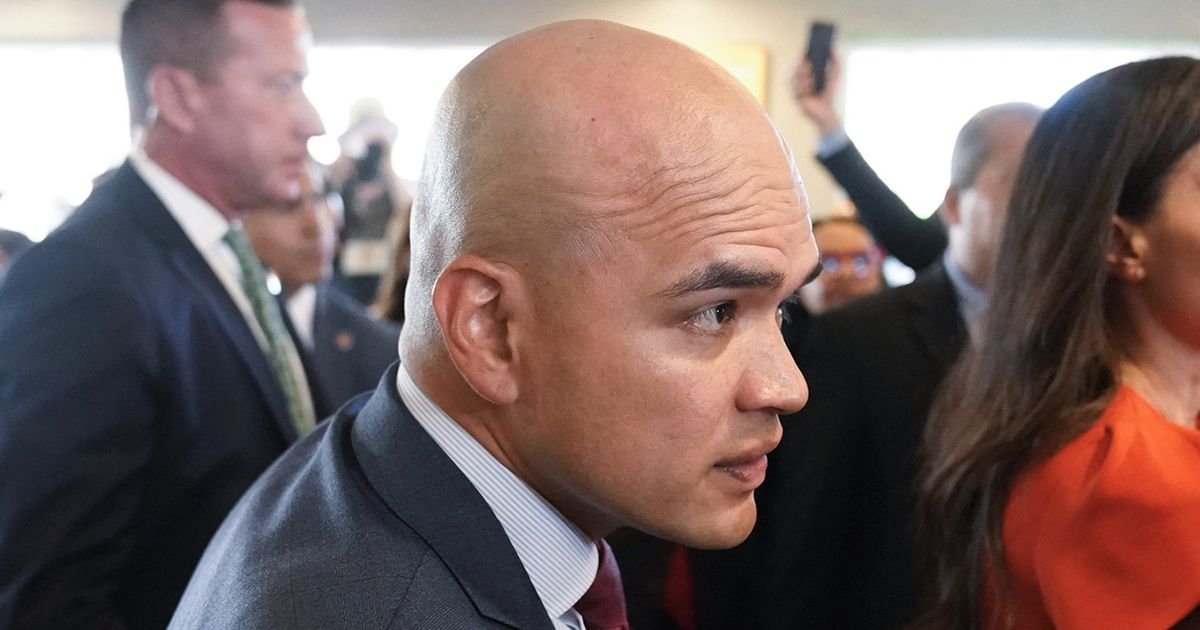 Ayudante de Trump se declara inocente y espera juicio