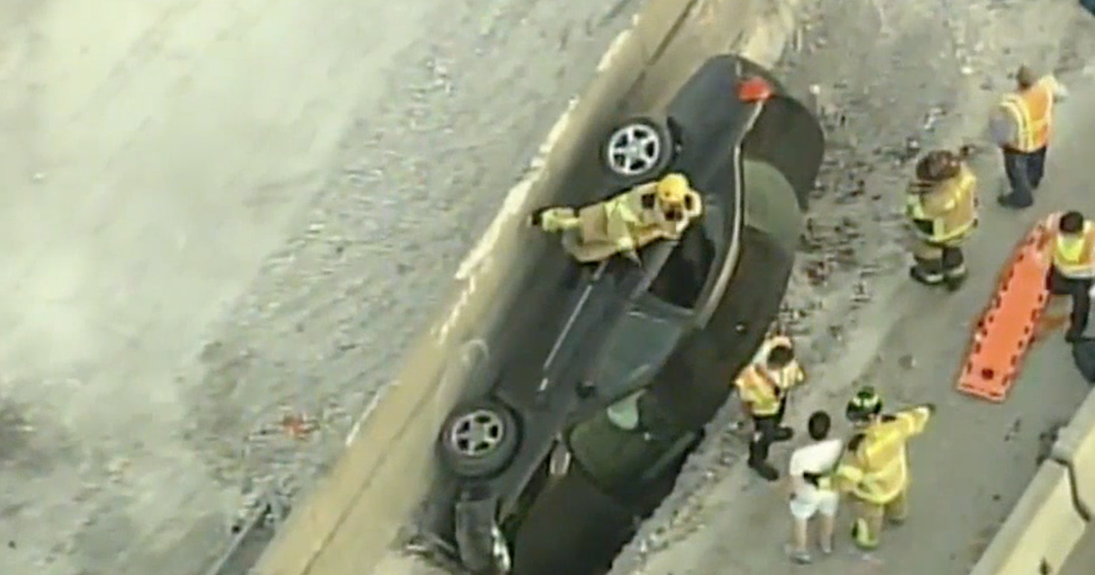 Rescatan hombre atrapado en su auto accidentado