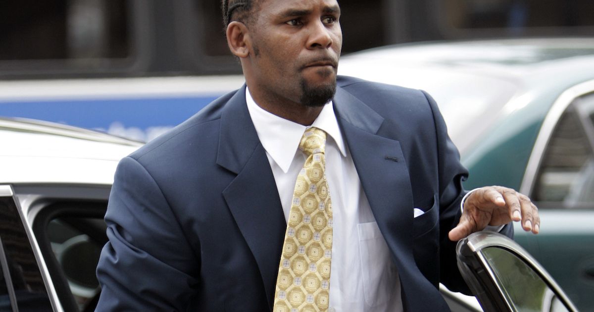 Kelly vuelve a Chicago para juicio por pornografía infantil