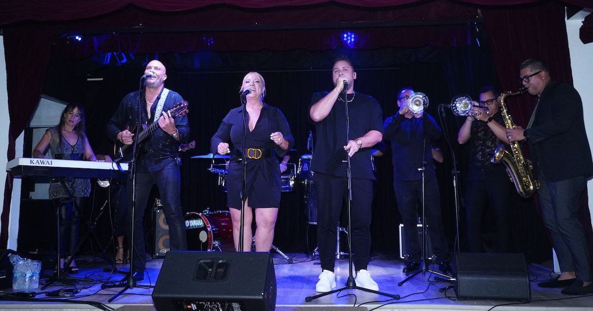 Humor y música marcan reapertura de salón de celebraciones en Hialeah