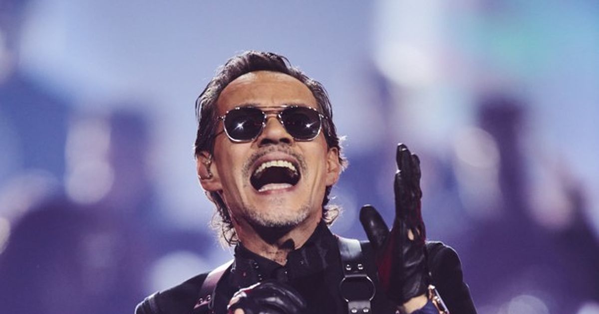 Marc Anthony arremete contra persona que le lanza botella en concierto
