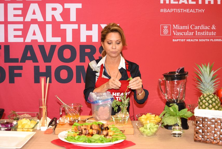 La chef Ingrid Hoffman prepara platos saludables para el corazón