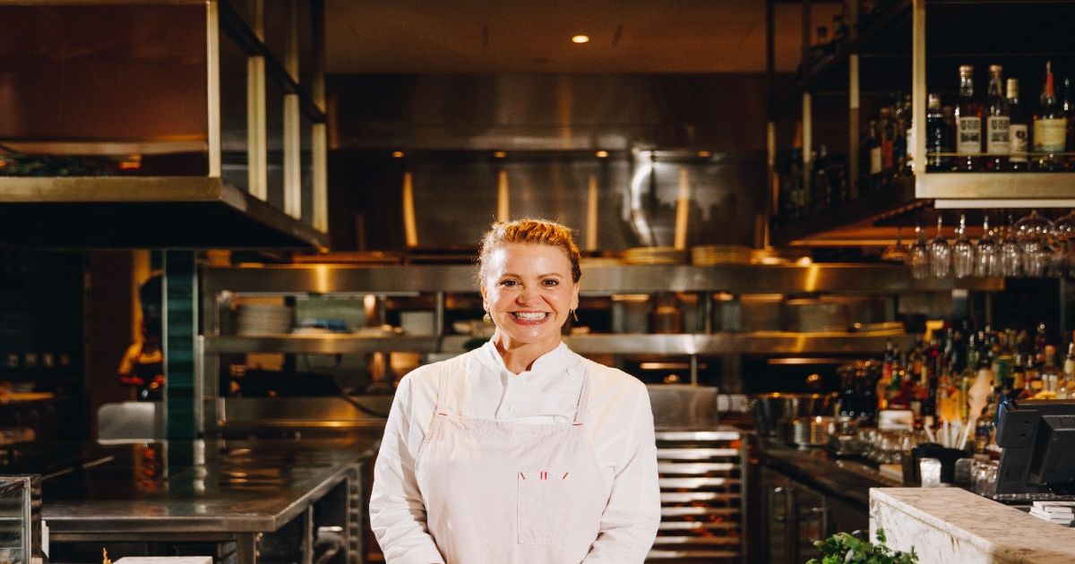 Chef Michelle Bernstein celebra la herencia hispana en Abiaka con La Cañita