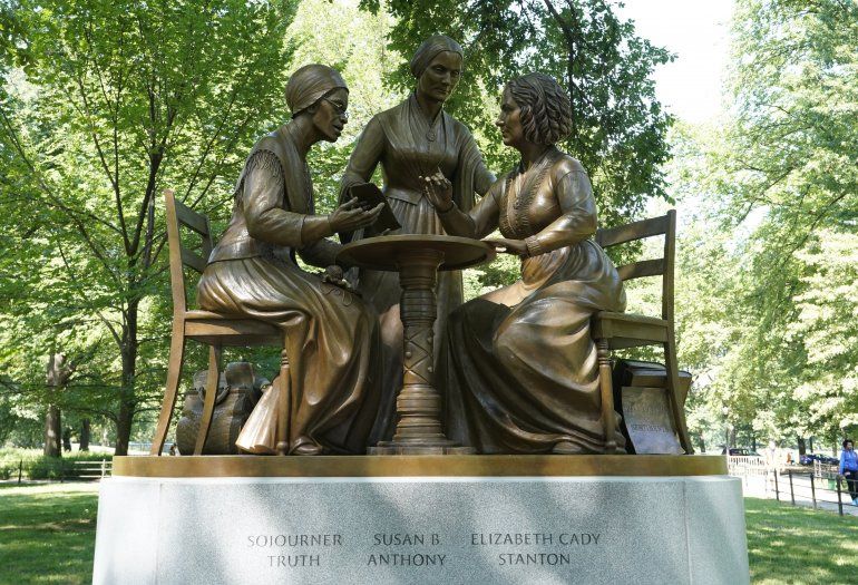 Inauguran estatua de mujeres verdaderas en Central Park