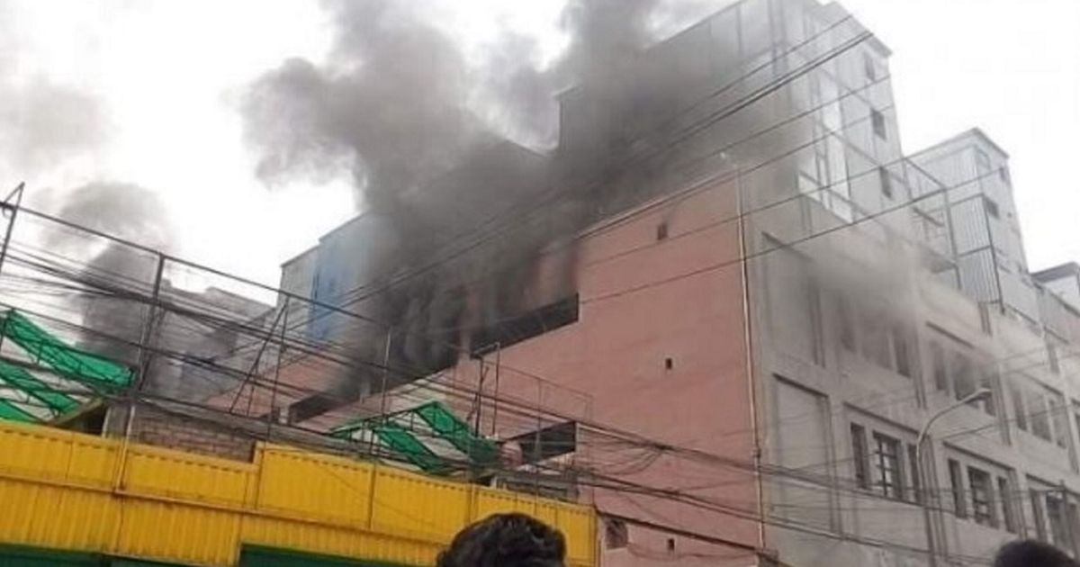 Bomberos siguen sin poder rescatar a víctimas de incendio en Lima
