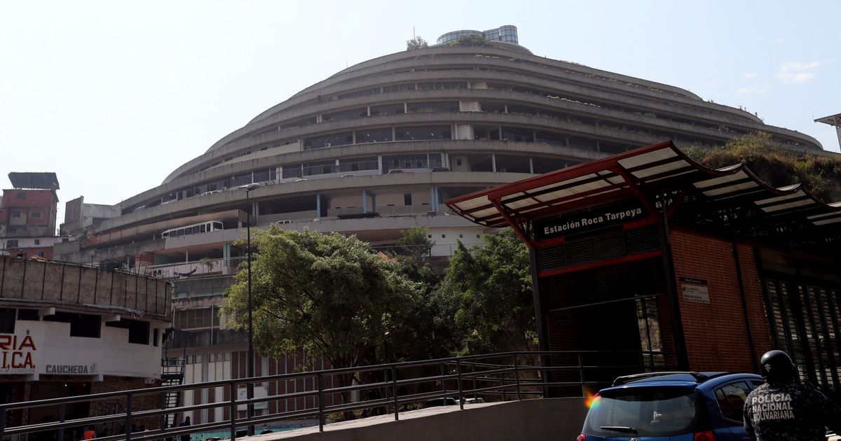 Alertan de brotes de COVID-19 en El Helicoide y DGCIM