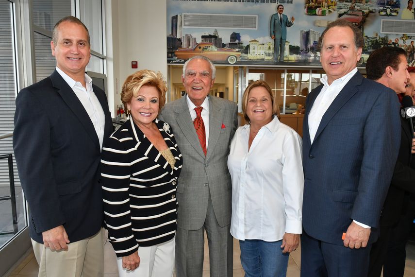 Gus Machado Ford en Hialeah festeja su reapertura