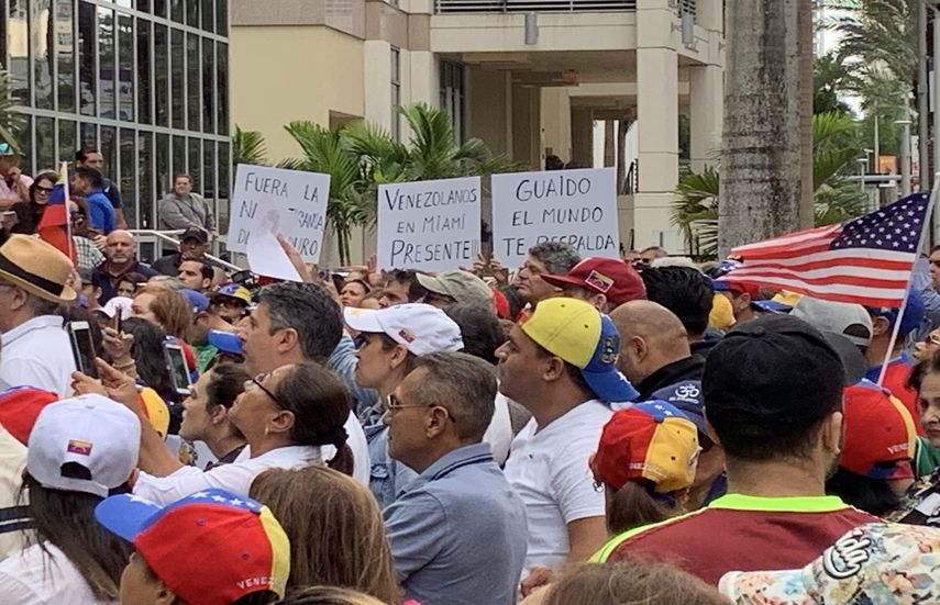 Protestan contra el régimen de Maduro frente al Consulado de Venezuela ...
