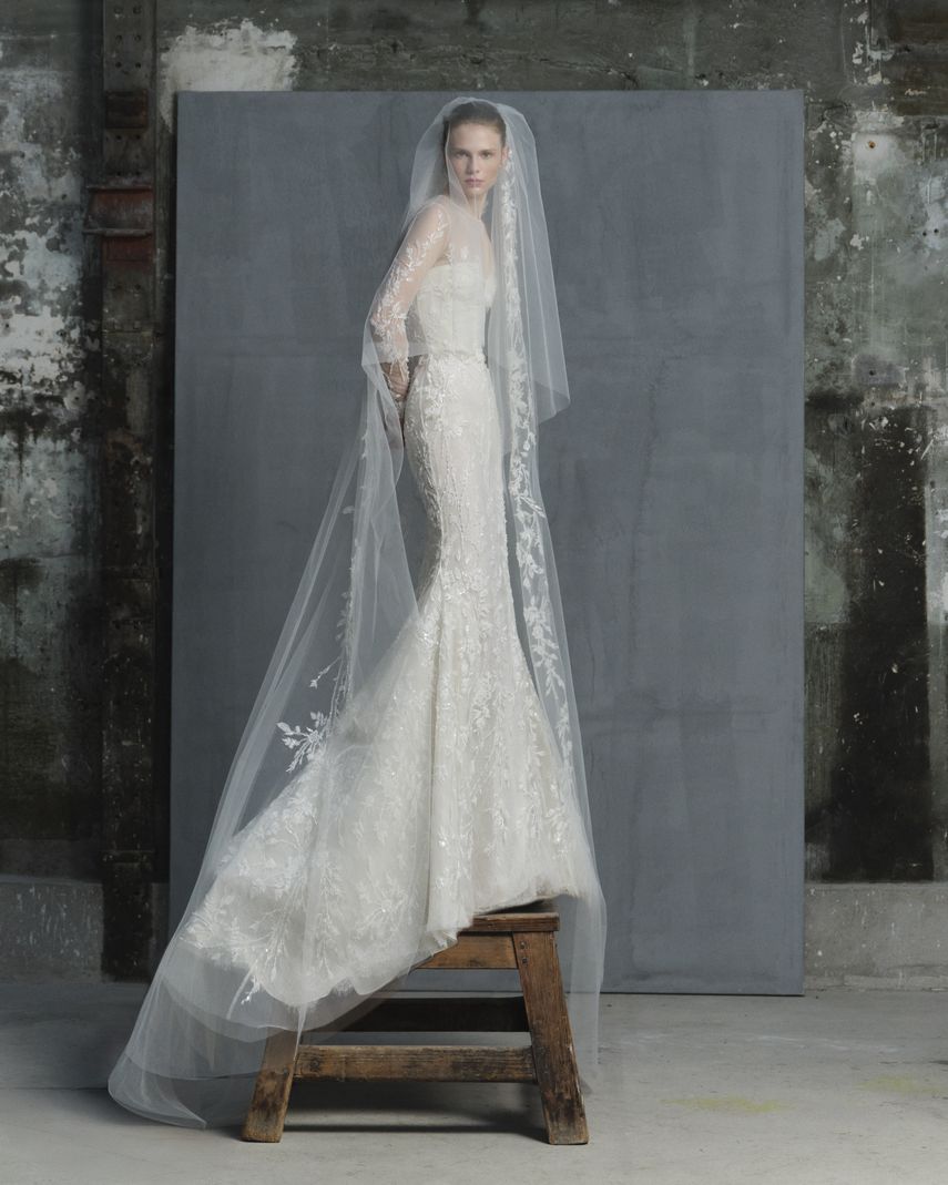 Diseñador Elie Saab traza la línea de la belleza en colección de novias 2026