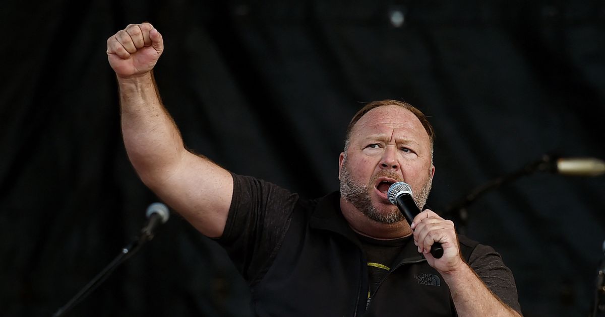 Presentador Alex Jones se declara en bancarrota