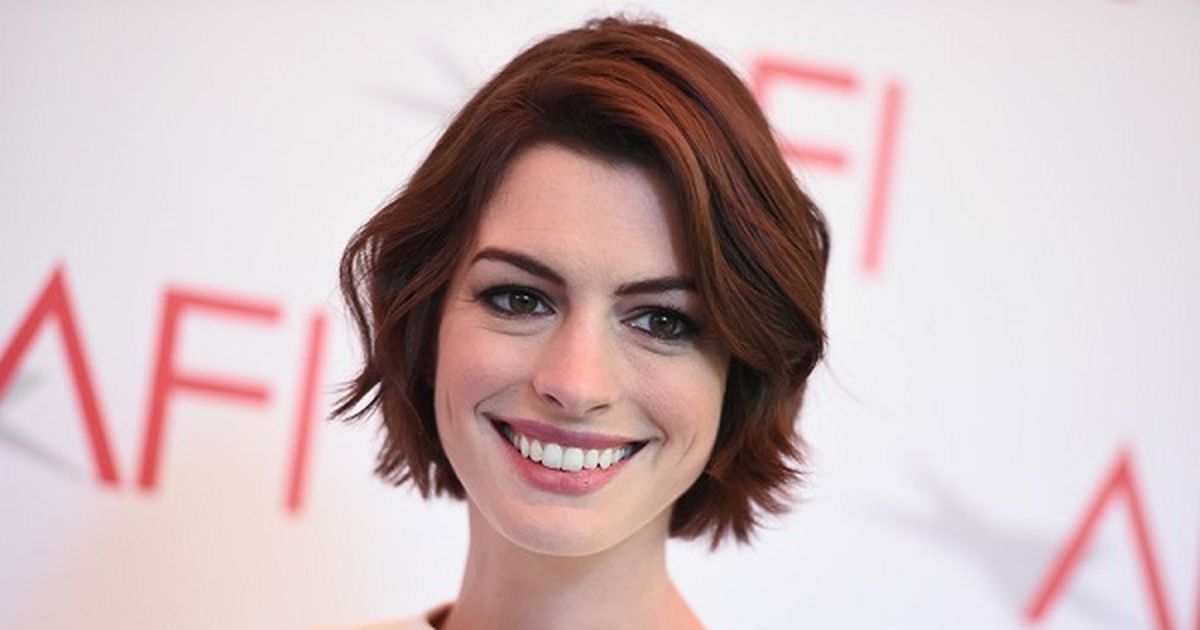 Anne Hathaway retira meme de las Kardashian