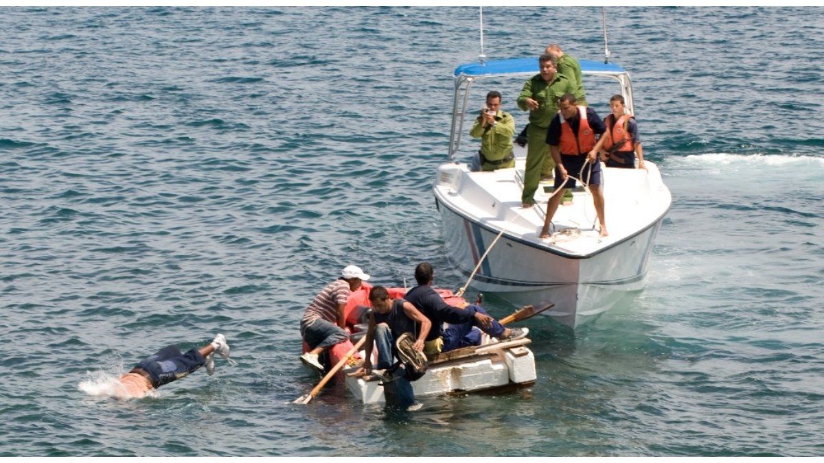 Cubanos regresan a las balsas para escapar de las penurias