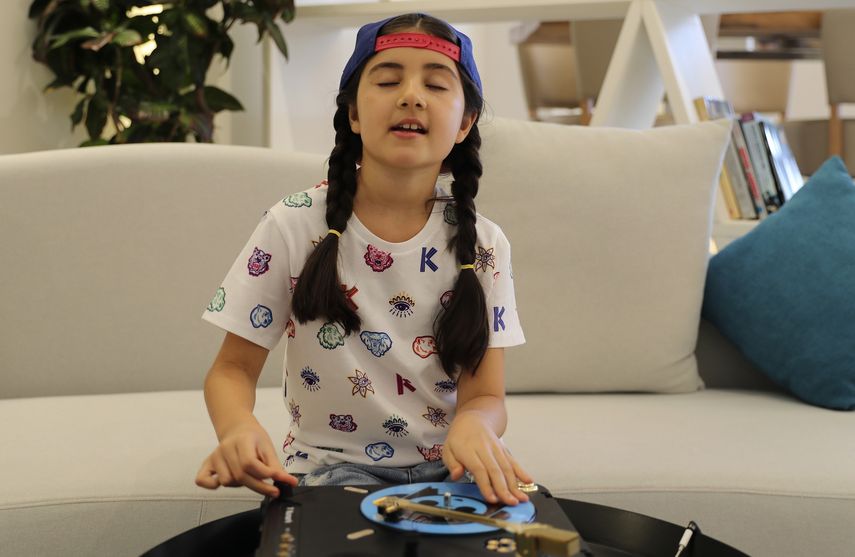 Pequeña DJ de Dubái se abre camino en competencia mundial
