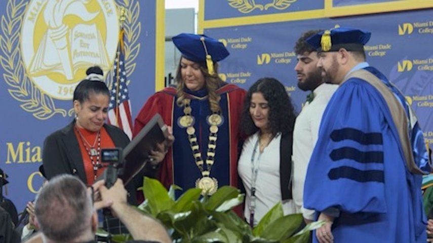 Entre el dolor y el orgullo, familia de joven fallecida recibe su ...