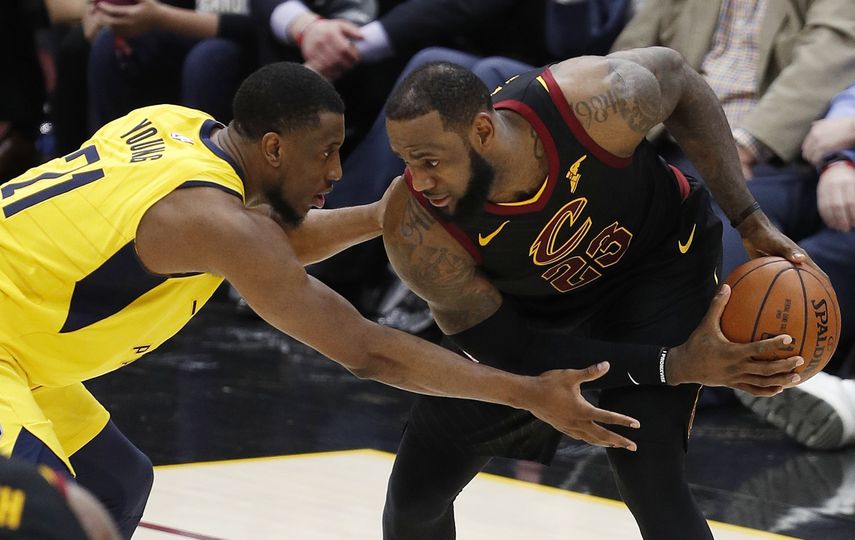 NBA consideró que el espectacular bloqueo de LeBron James fue interferencia