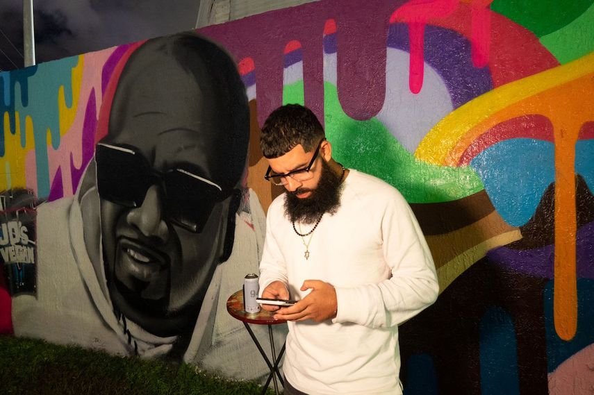Disem305: El artista detrás del mural de los Estefan en Miami