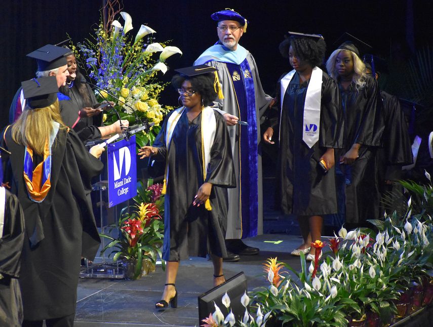 Miami Dade College celebra ceremonia de graduación colmada de emociones