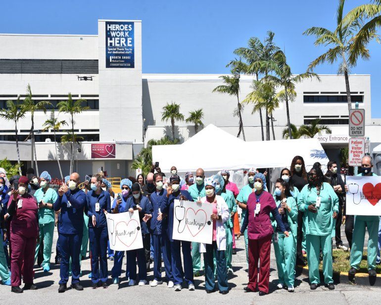 Emotivo saludo a médicos y enfermeros del North Shore Medical Center en ...
